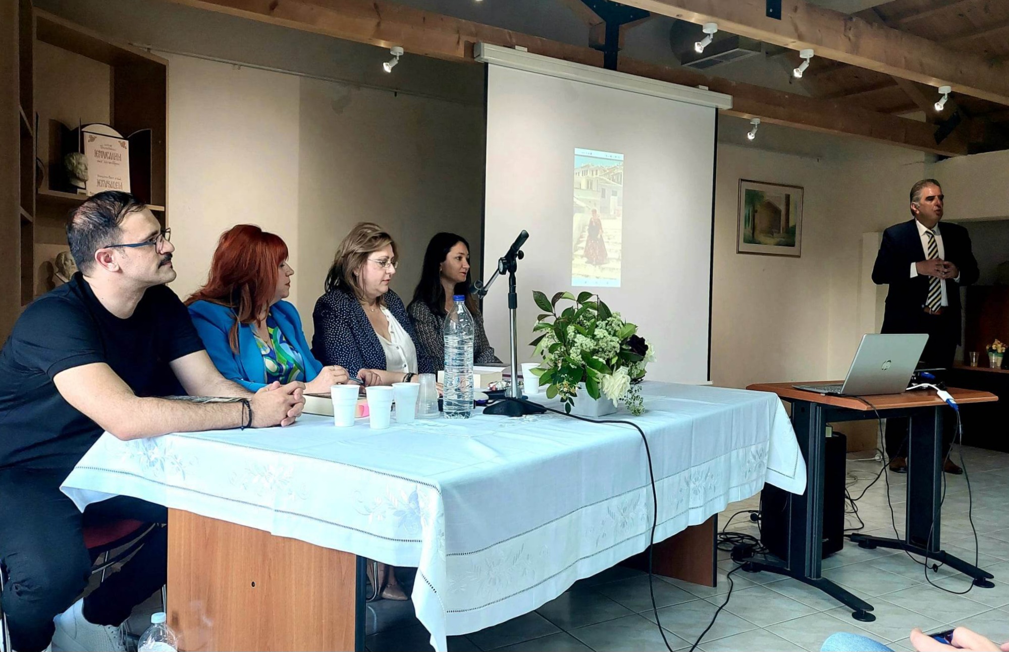 «Το Μαύρο Νυφικό» παρουσιάστηκε στη Δημοτική Βιβλιοθήκη Λυκόβρυσης ...