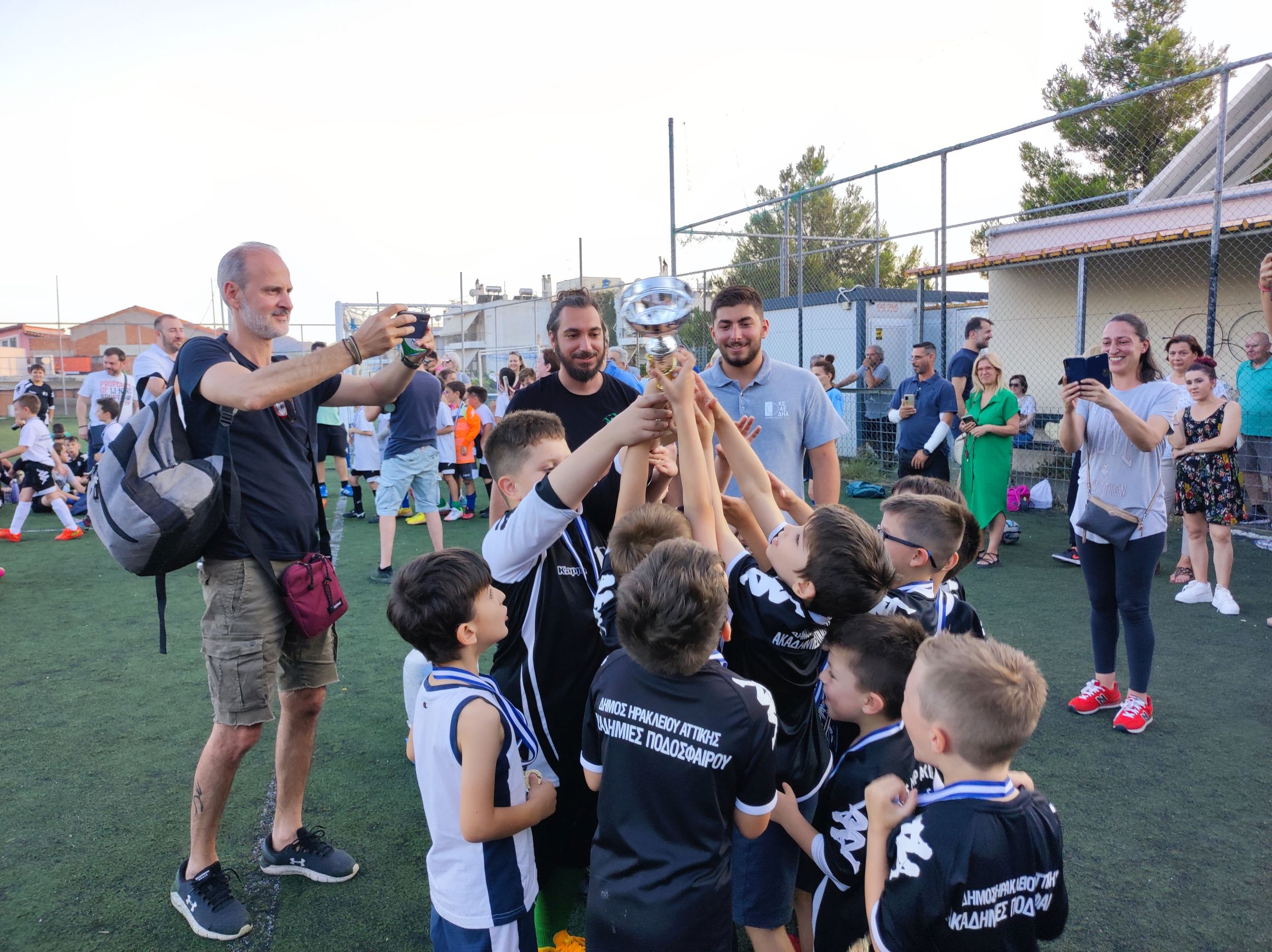 Μπαμπάδες και παιδιά "έσκισαν τα δίχτυα" στη λήξη της αγωνιστικής ...