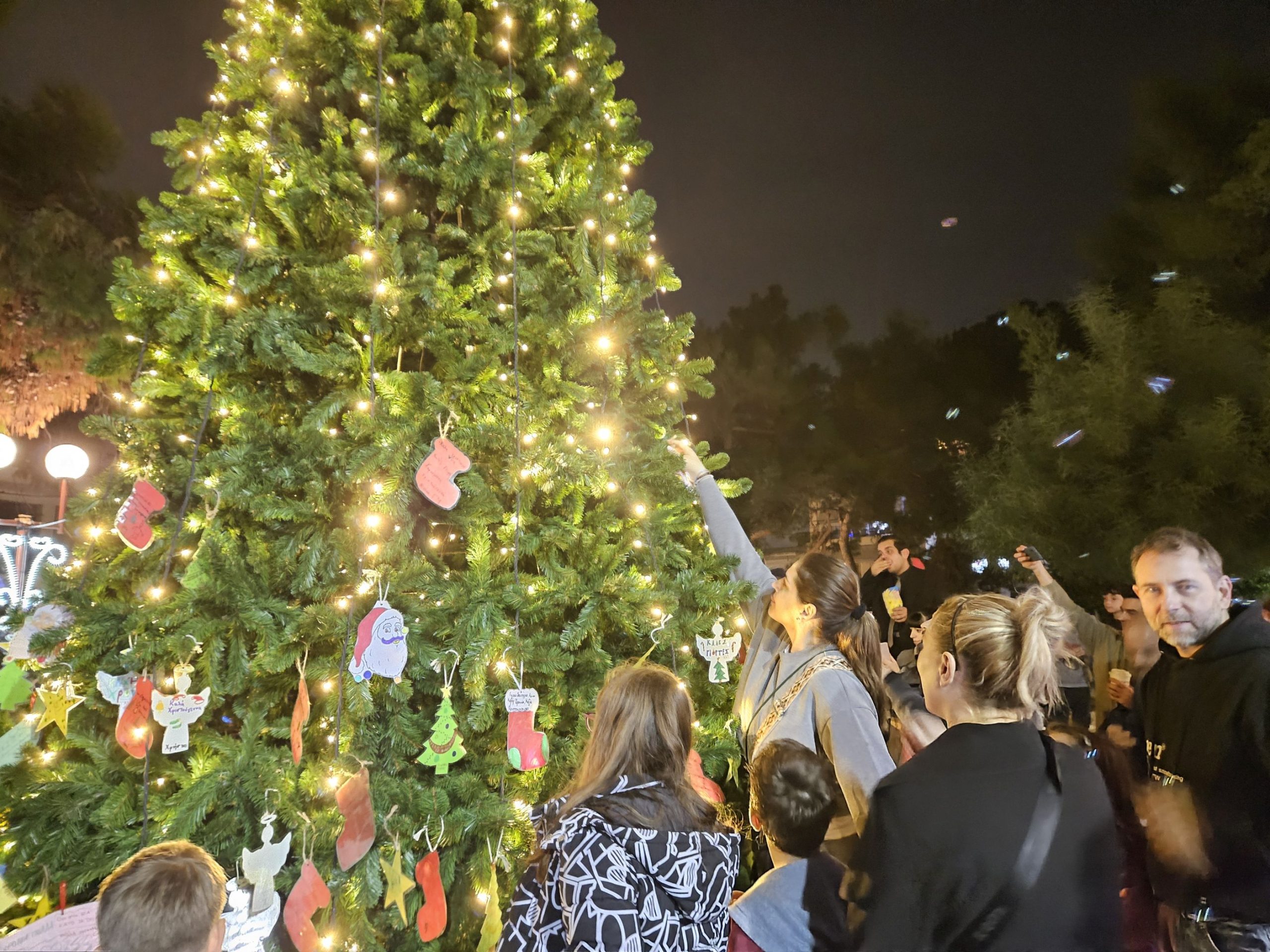 Άναψε το Χριστουγεννιάτικο δέντρο στην πλατεία του Δήμου Ηρακλείου ...