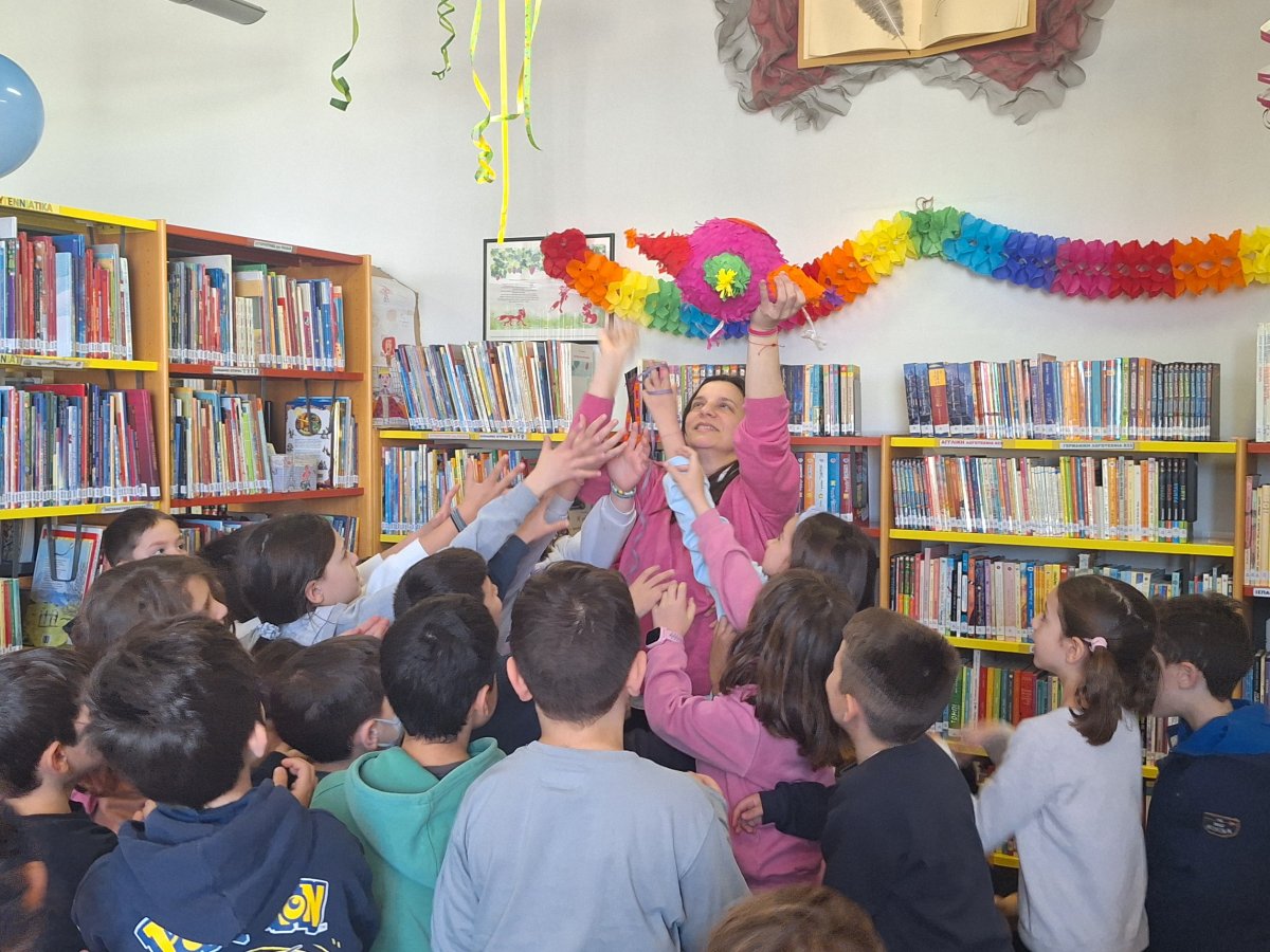 Τα παιδιά του 1ου Δημοτικού Σχολείου Ηρακλείου Αττικής σε επαφή με τη ...