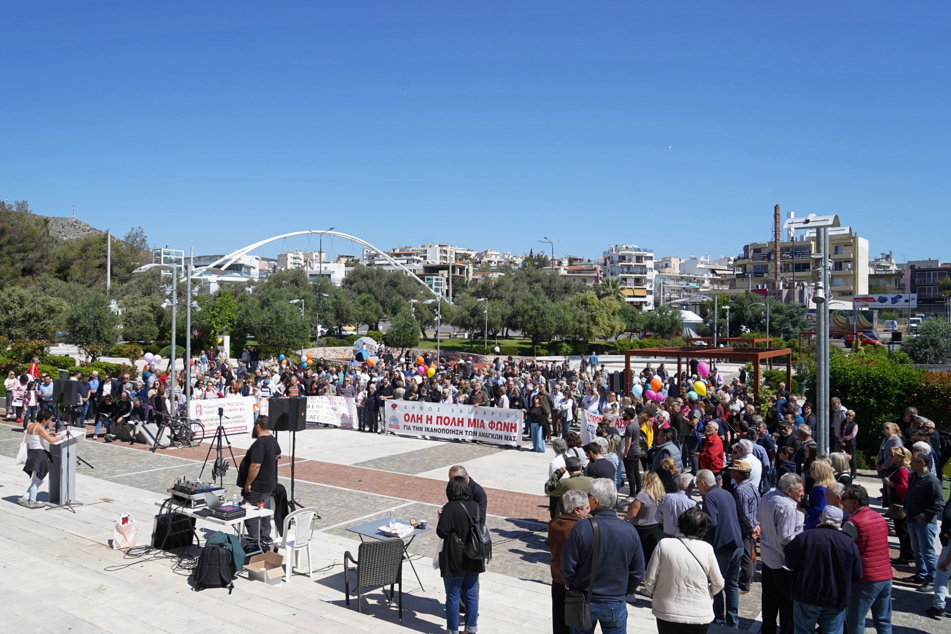 Η Πλατεία Δημαρχείου στο Χαϊδάρι πλημμύρισε από κόσμο στο πλαίσιο της ...