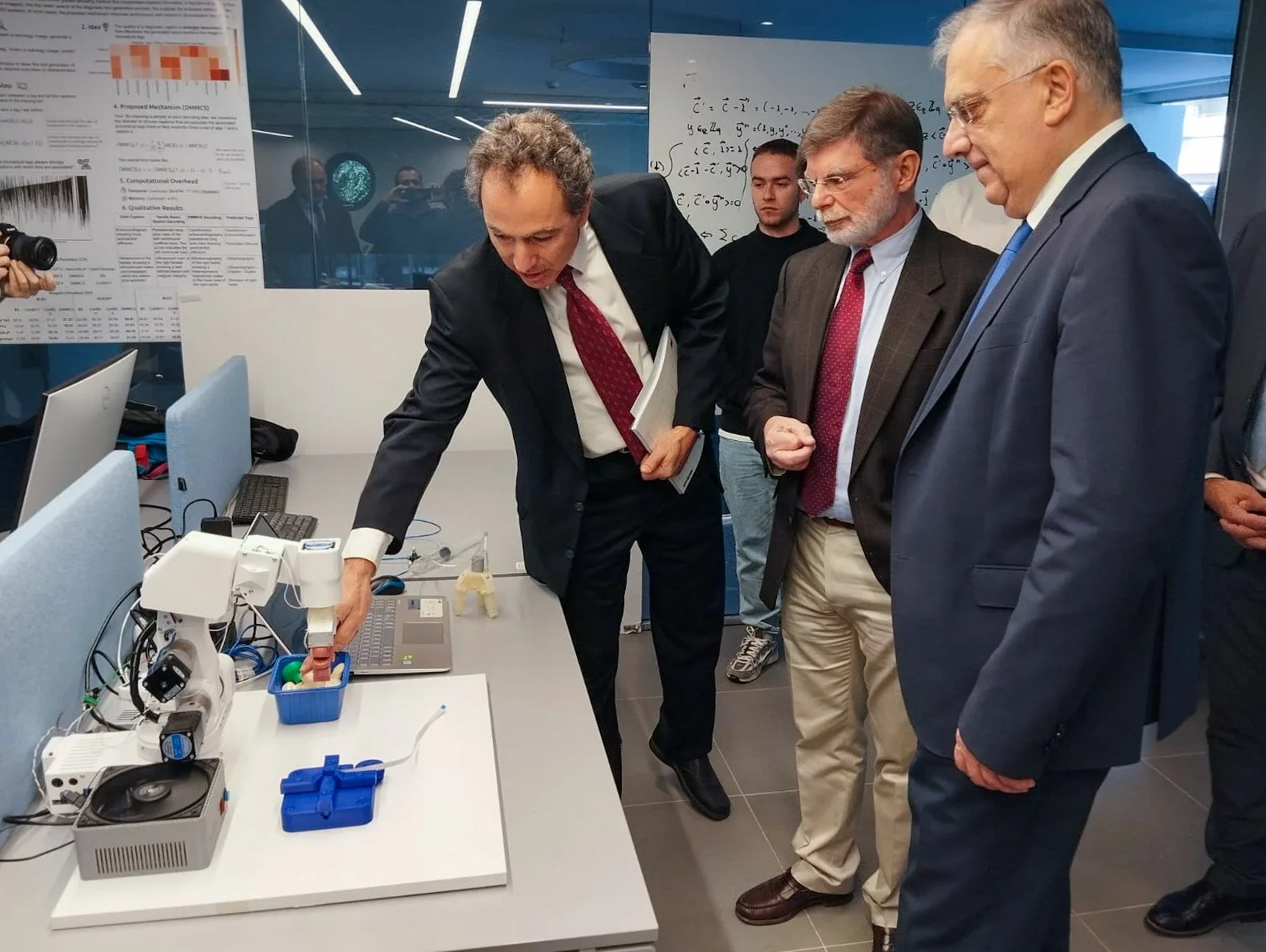 Επίσκεψη του Υπουργού Ανάπτυξης στο Ερευνητικό Κέντρο «Αθηνά ...