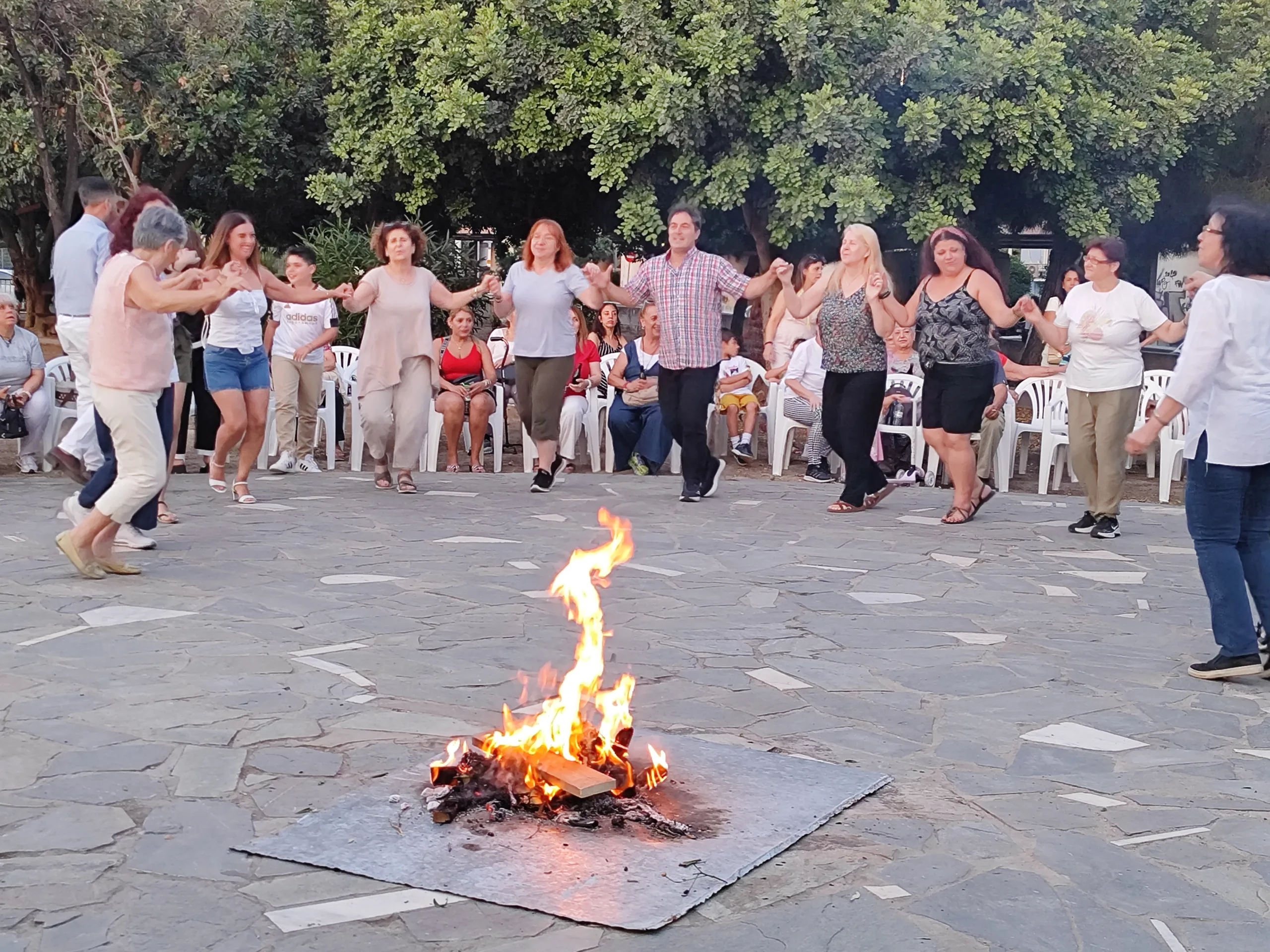 Με φλόγες και χορό αναβίωσε το Έθιμο του Κλήδονα σε Νίκαια και Ρέντη ...
