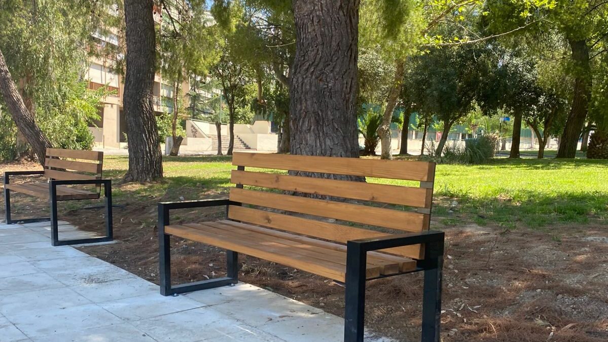 Νέα παγκάκια στην οδό Εράσμου, στο Ηλιακό Χωριό | XΤΥΠΟΣ online