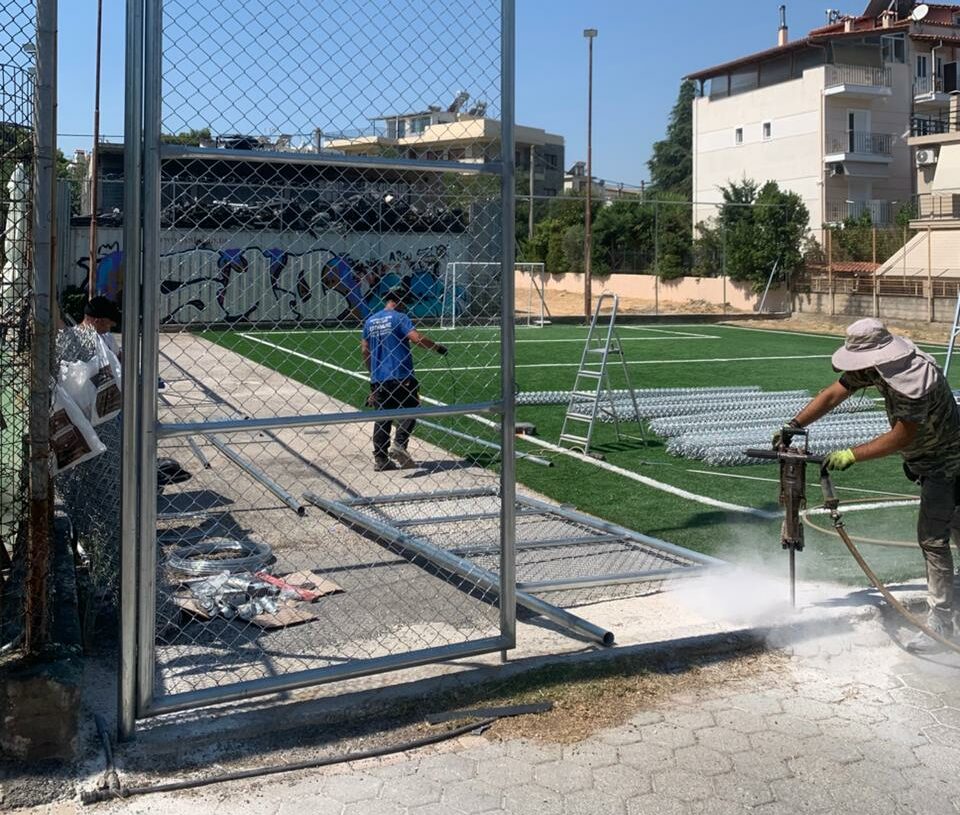 Ολοκλήρωση εργασιών περίφραξης στο γήπεδο 5Χ5 στη Λυκόβρυση | XΤΥΠΟΣ online