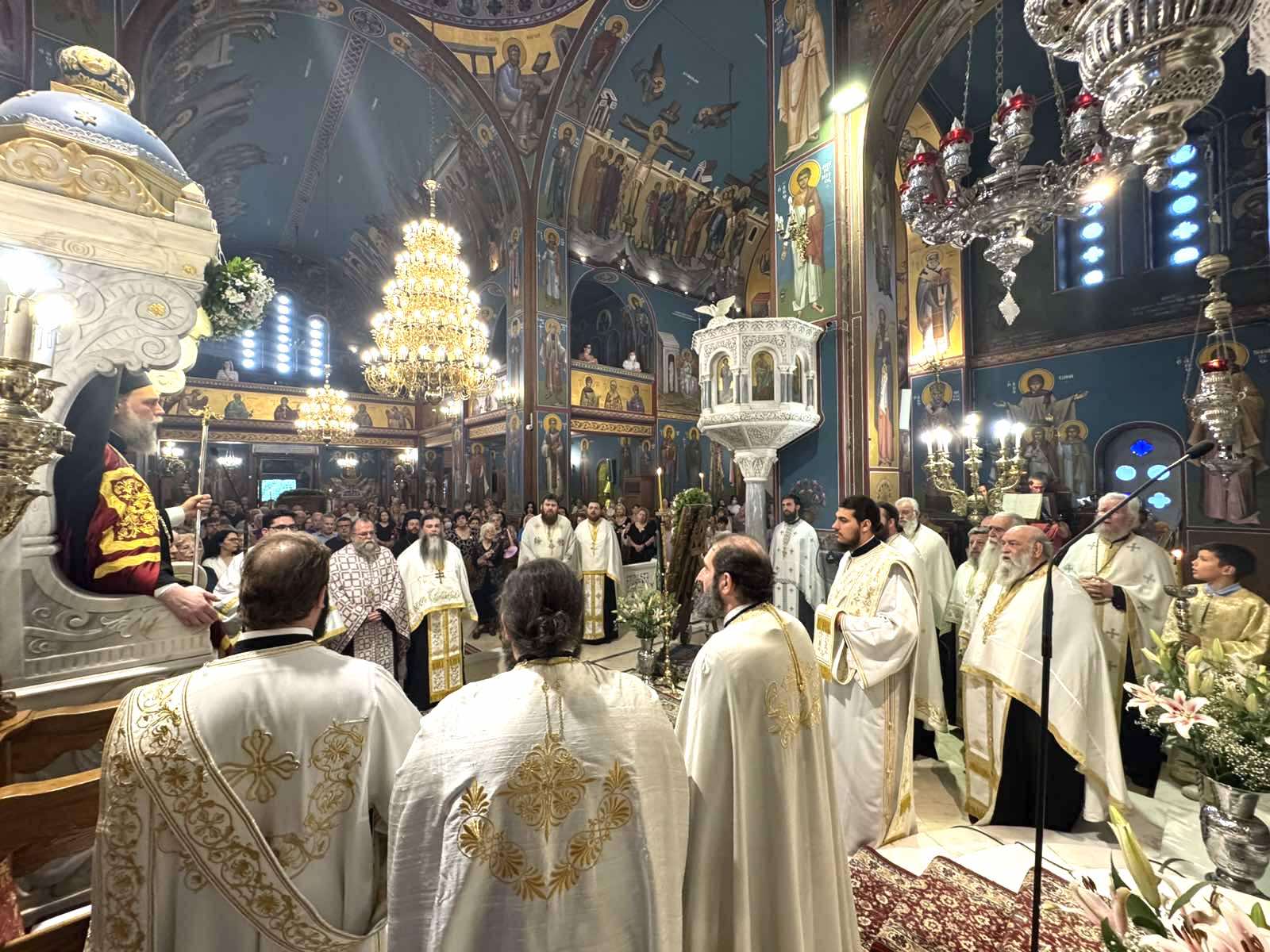 Αρχιερατικός Εσπερινός Αγίων Αναργύρων και τιμητική διάκριση στον κ ...